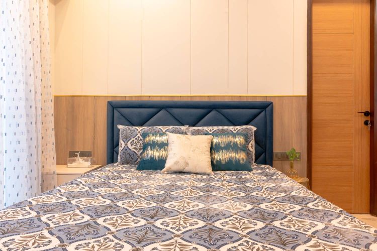 Master Bedroom Design with Contemporary Queen Bed and Side Tables with ...