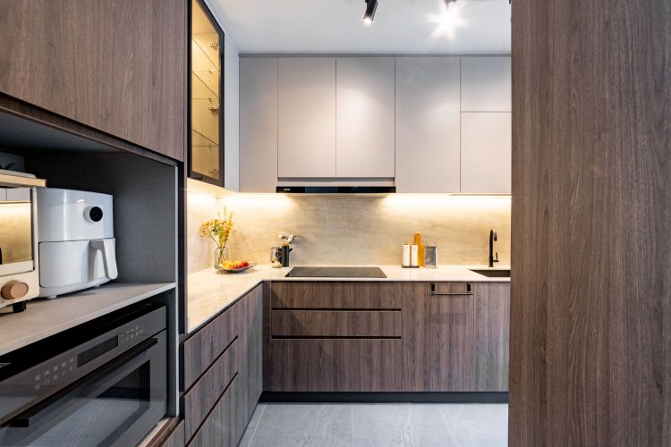 Spacious White And Wood Modular Kitchen Design With Wall-Mounted ...